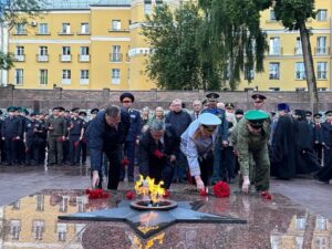 Мэр Смоленска Александр Новиков почтил память жертв ВОВ ...